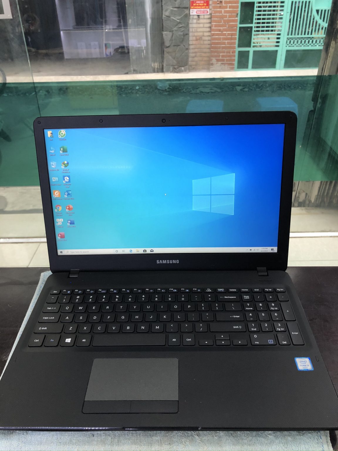 Samsung 300E5M core i3/ ram 4gb/ ssd 256gb/ hdd 500gb/ 15.6 Full HD